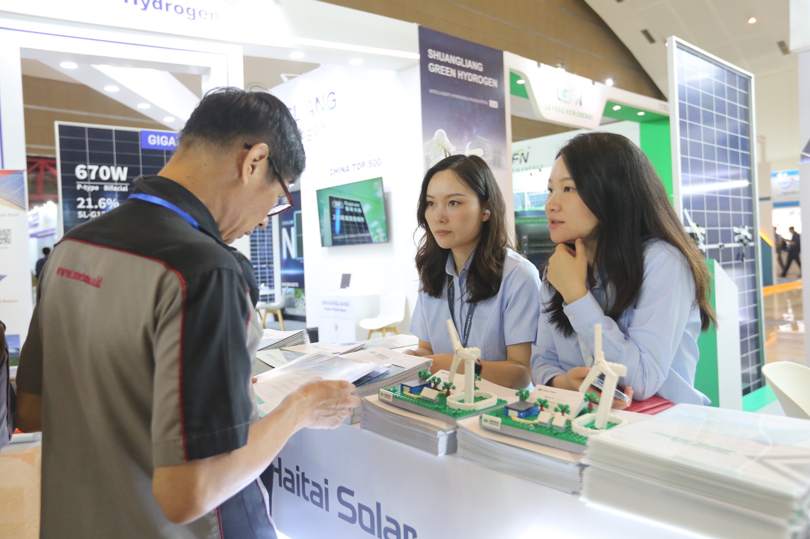 Pameran Solartech Indonesia, Smart Home-loT, dan Inalight 2024 Resmi Dibuka di JIExpo, Pertegas ...
